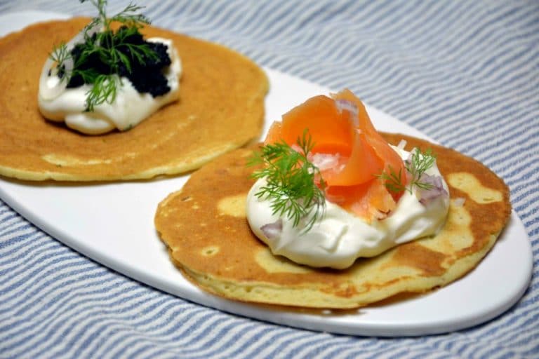 Blinis opskrift med og uden gær - Server med creme fraiche og kaviar