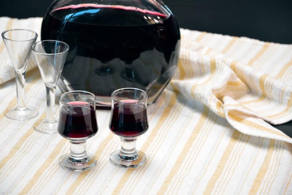 Hjemmelavet snaps opskrift - lav selv snaps med vodka og kirsebær